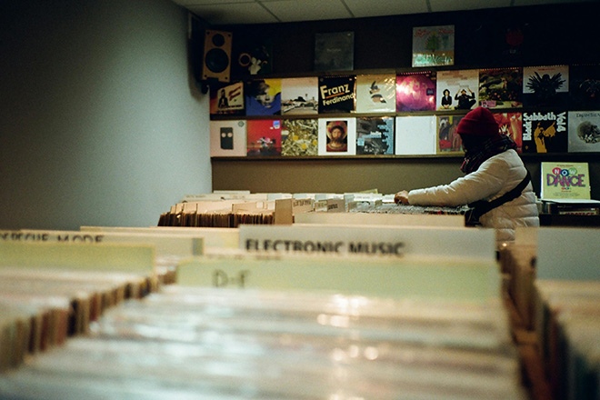 Gen Z music fans are fuelling vinyl resurgence, new research suggests ...