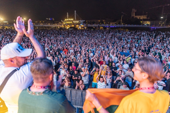Ukrainians throw huge rave in Lithuania to celebrate Independence Day ...
