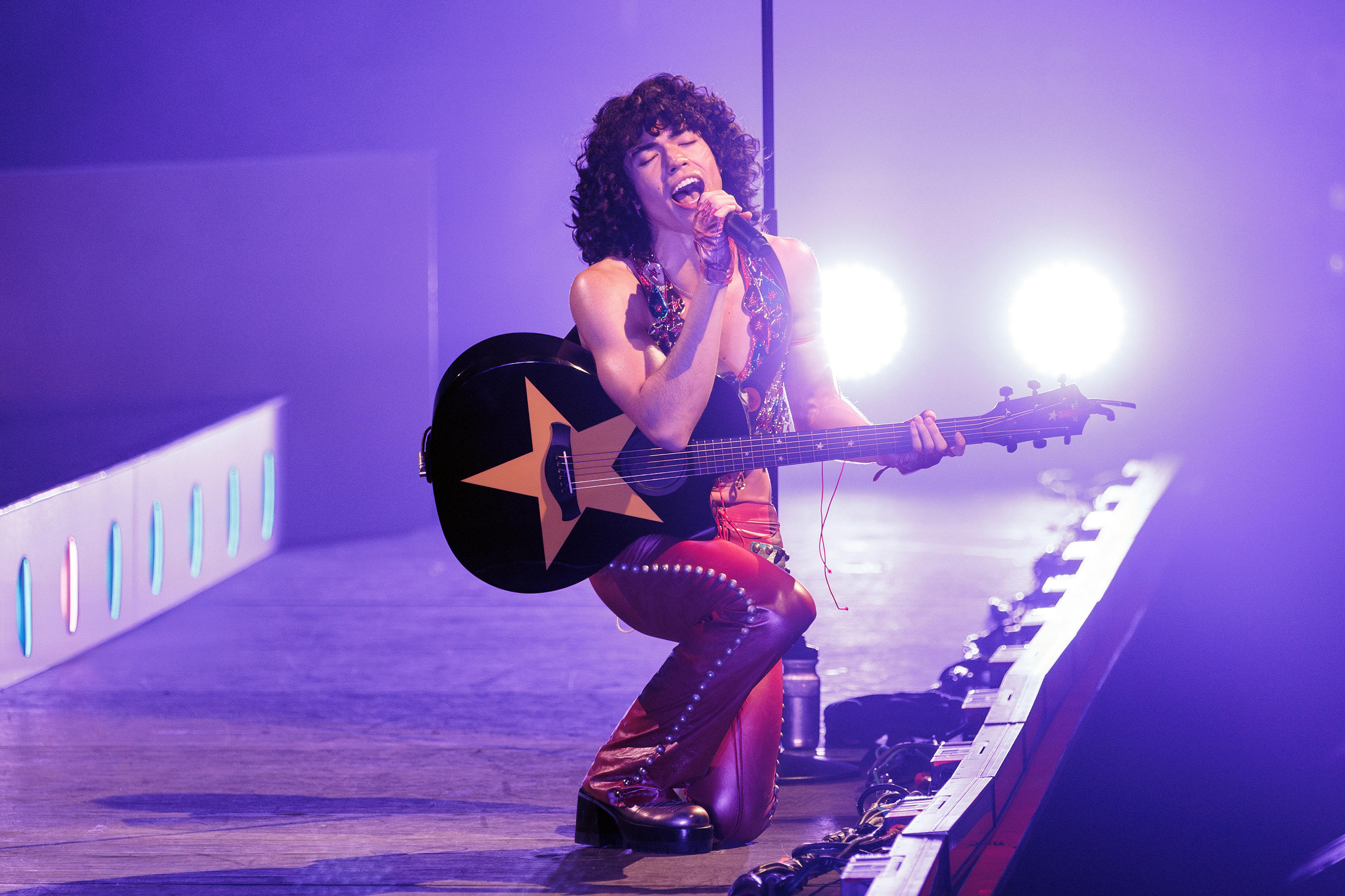 Photos of Conan Gray live at Wembley Arena on 10 November 2024 | The ...