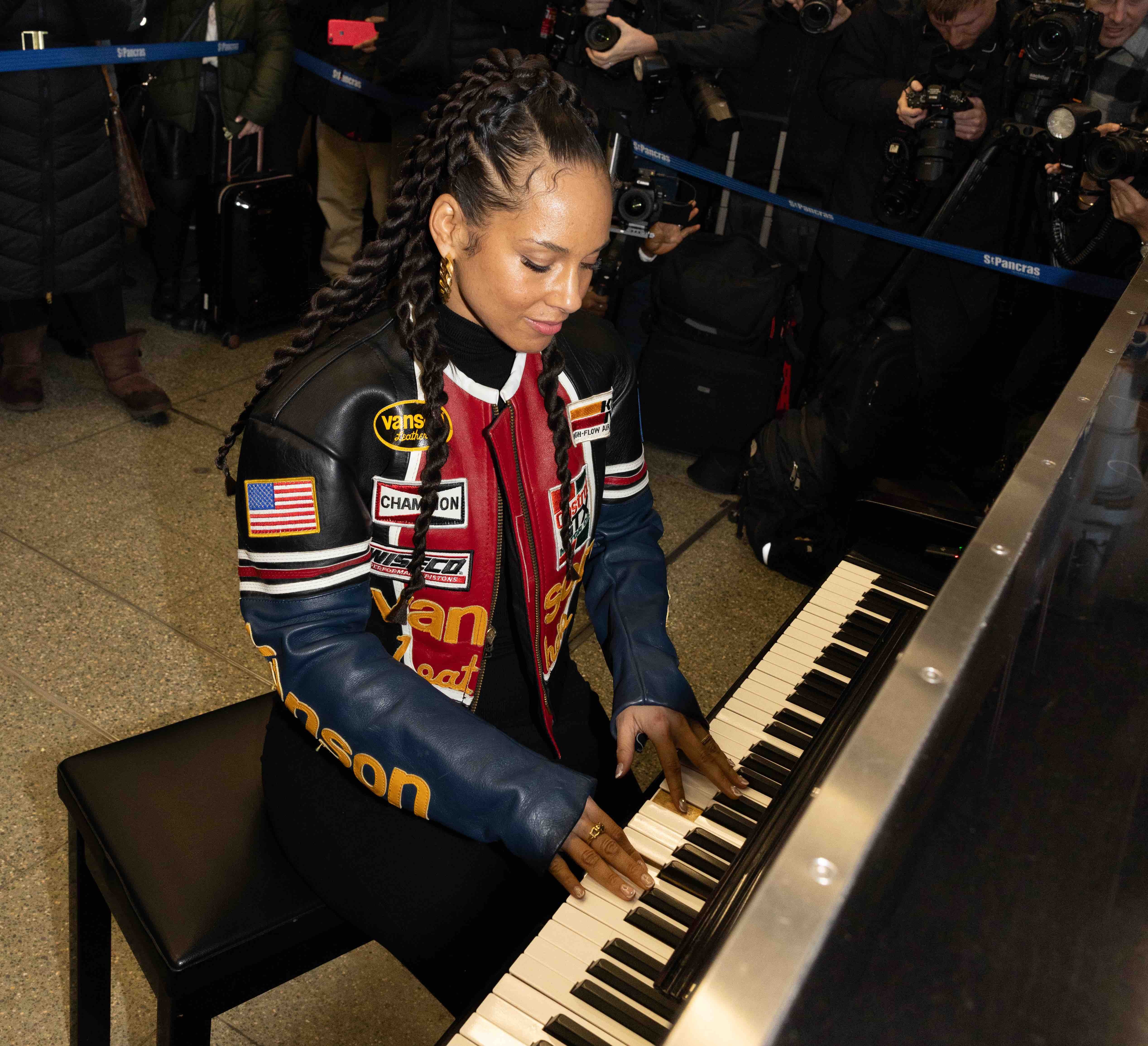 Alicia Keys surprises fans with impromptu performance at St Pancras ...