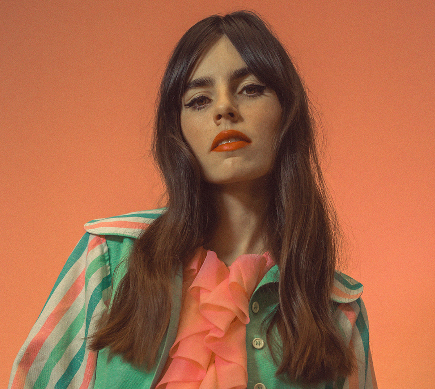 Hazel English unveils first new single in two years "Shaking" | The ...