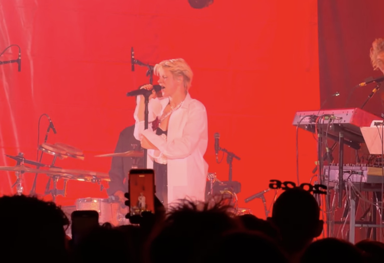 Robyn debuts new songs “Talk To Me” And “Sexistential” at Brooklyn NYE ...